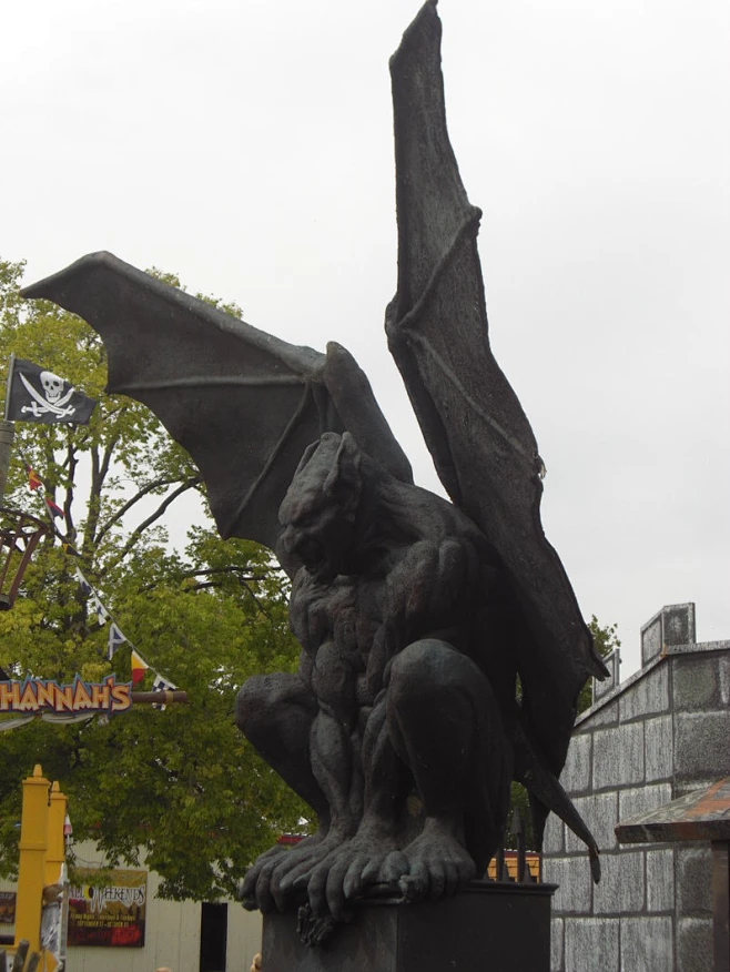 gargoyle_statue___side_view_by_nixie04-d2zqunc.jpg (800×1067)-花瓣网