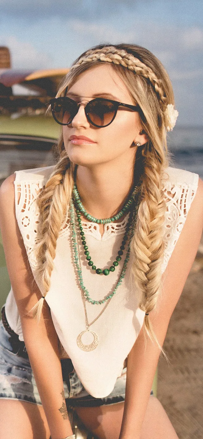 [2436×1125]欧美美女 金发 麻花辫 墨镜 甲壳虫汽车 苹果手机美女壁纸图片-花瓣网