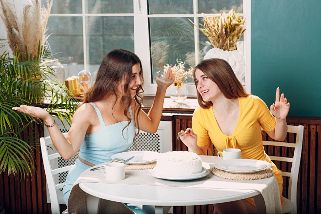 friends-sitting-table-restaurant-花瓣网