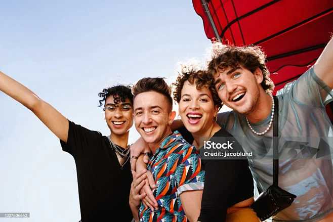 Young group of friends having fun together - 免版稅LGBTQI權益圖庫照片-花瓣网
