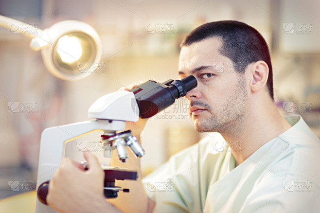 显微镜,男性,科学家,青年人,生物科技,化学课,水平画幅,美人,化学家,科学实验